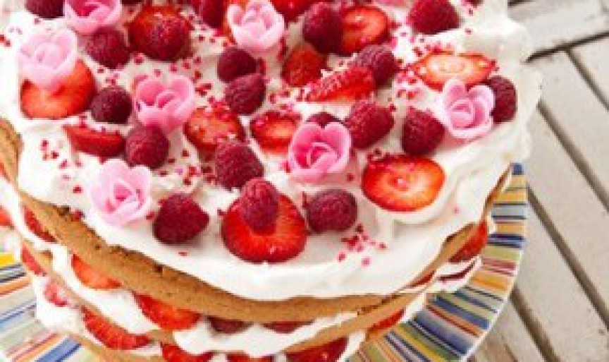 Tort din foi de pandispan cu fructe de padure | TeMănânc.ro